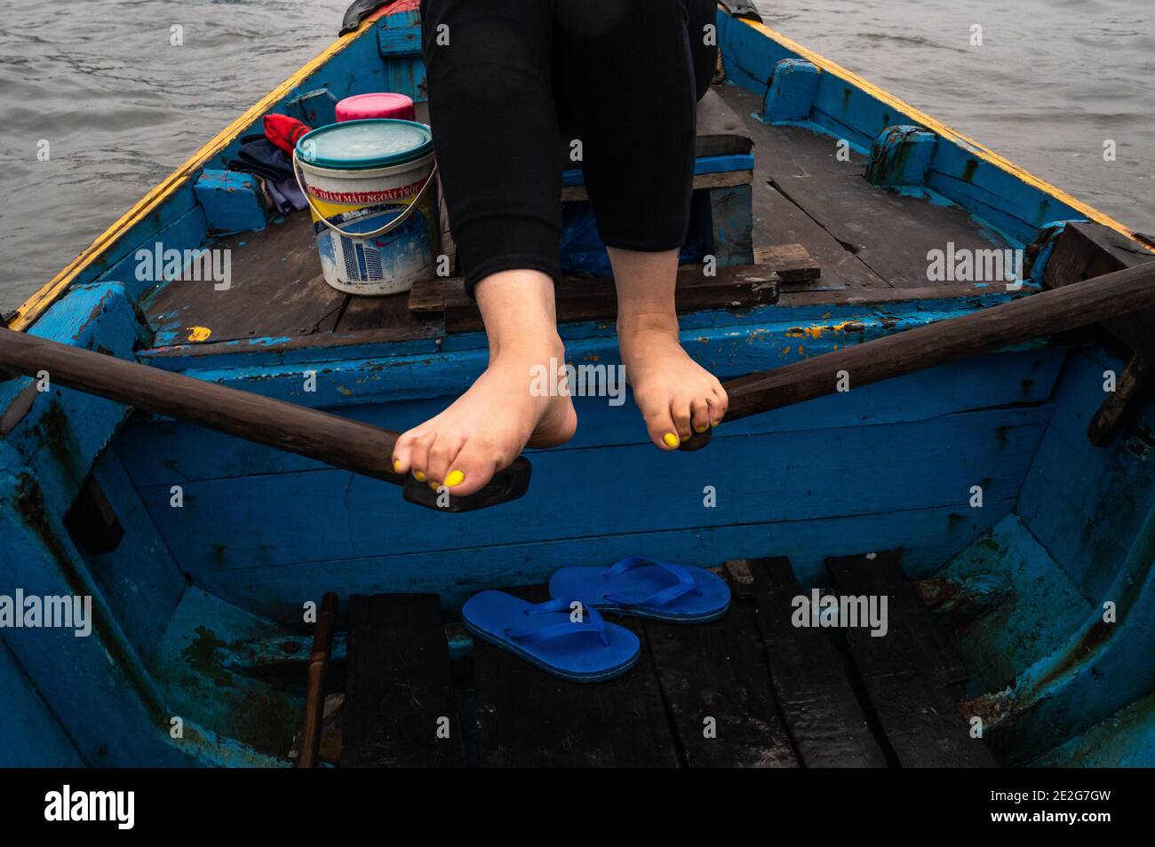 Vietnam woman rowing boat feet hi-res stock photography and images - Alamy