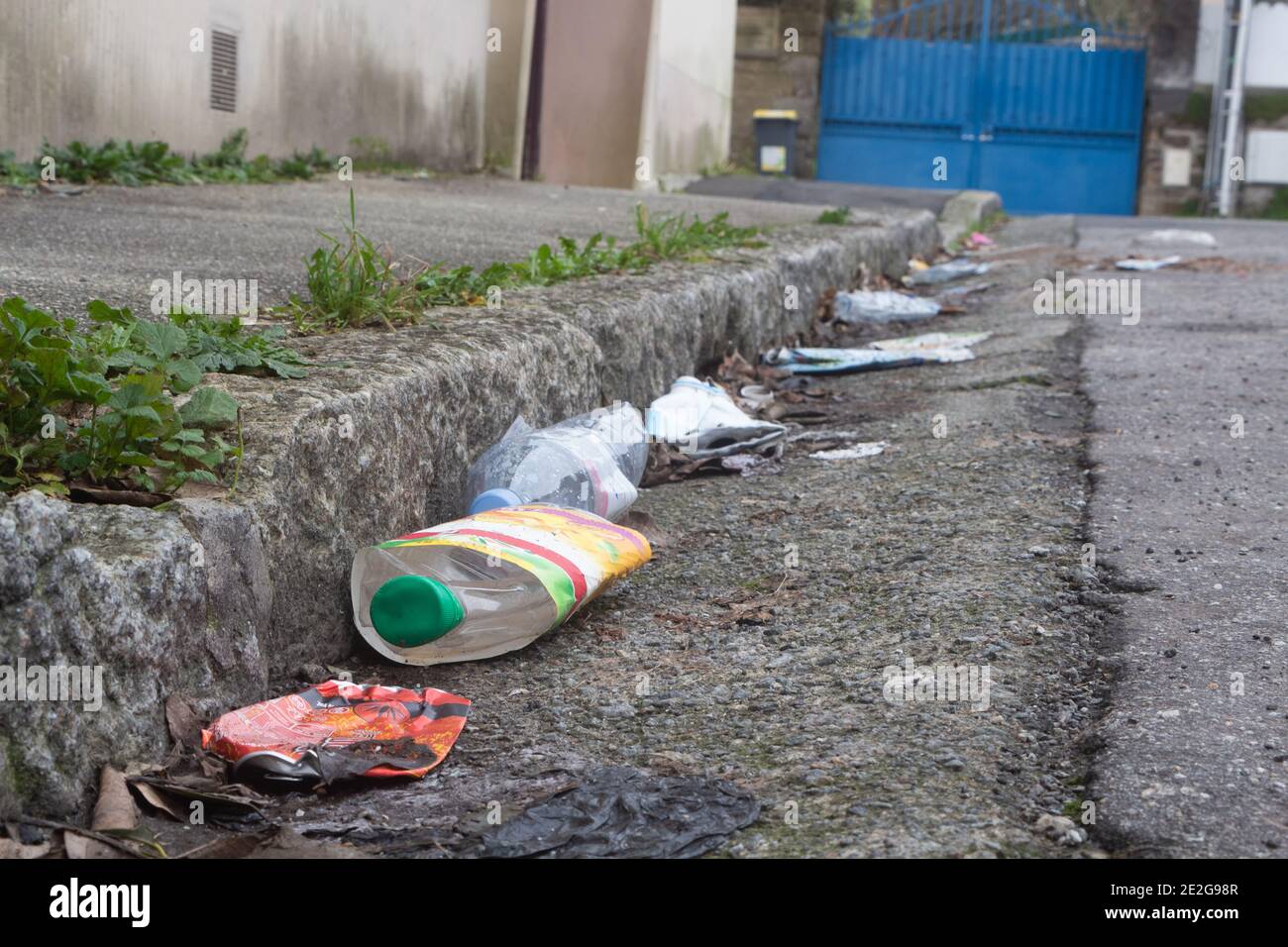 Gutter paper hi-res stock photography and images - Alamy