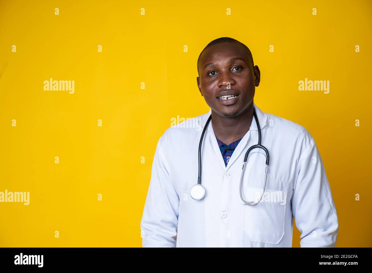 Doctor wearing lab coat hi-res stock photography and images - Alamy