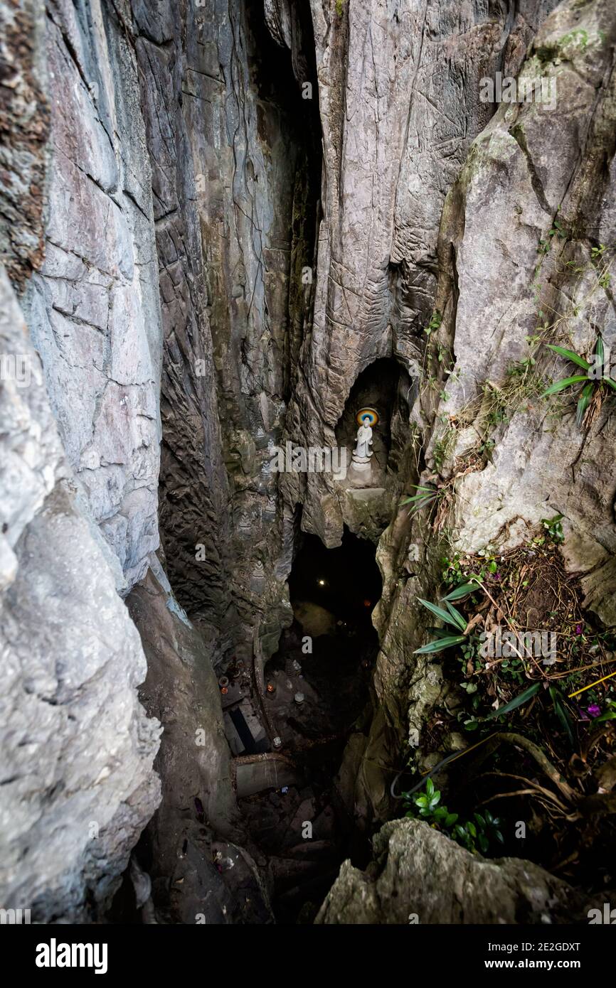 Beautiful sacred Am Phu Cave in Marble mountains, Danang, Vietnam ...