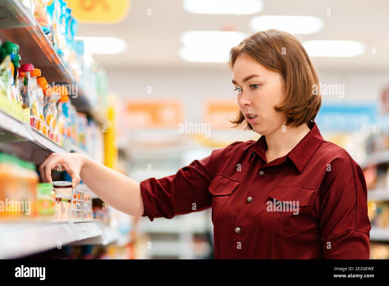 Reading labels at grocery store hi-res stock photography and images - Alamy