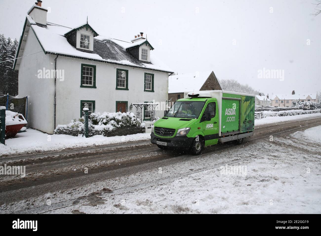 Van drives through snow hi-res stock photography and images - Alamy