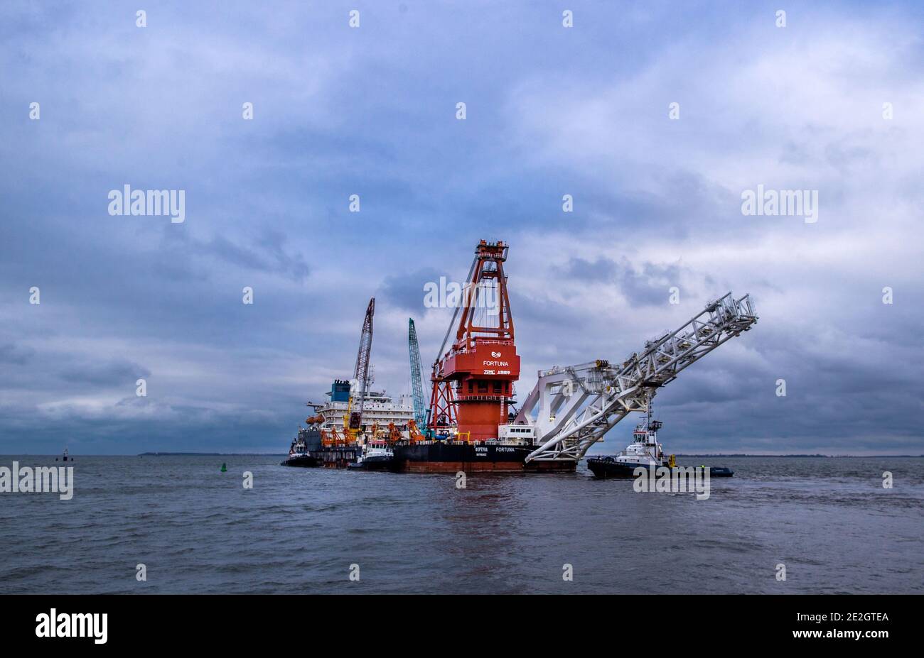 Wismar, Germany. 14th Jan, 2021. Tugs pull the Russian pipe-laying ...