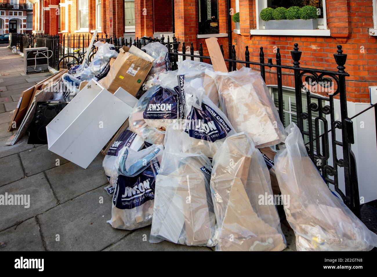 Builders rubbish hi-res stock photography and images - Alamy