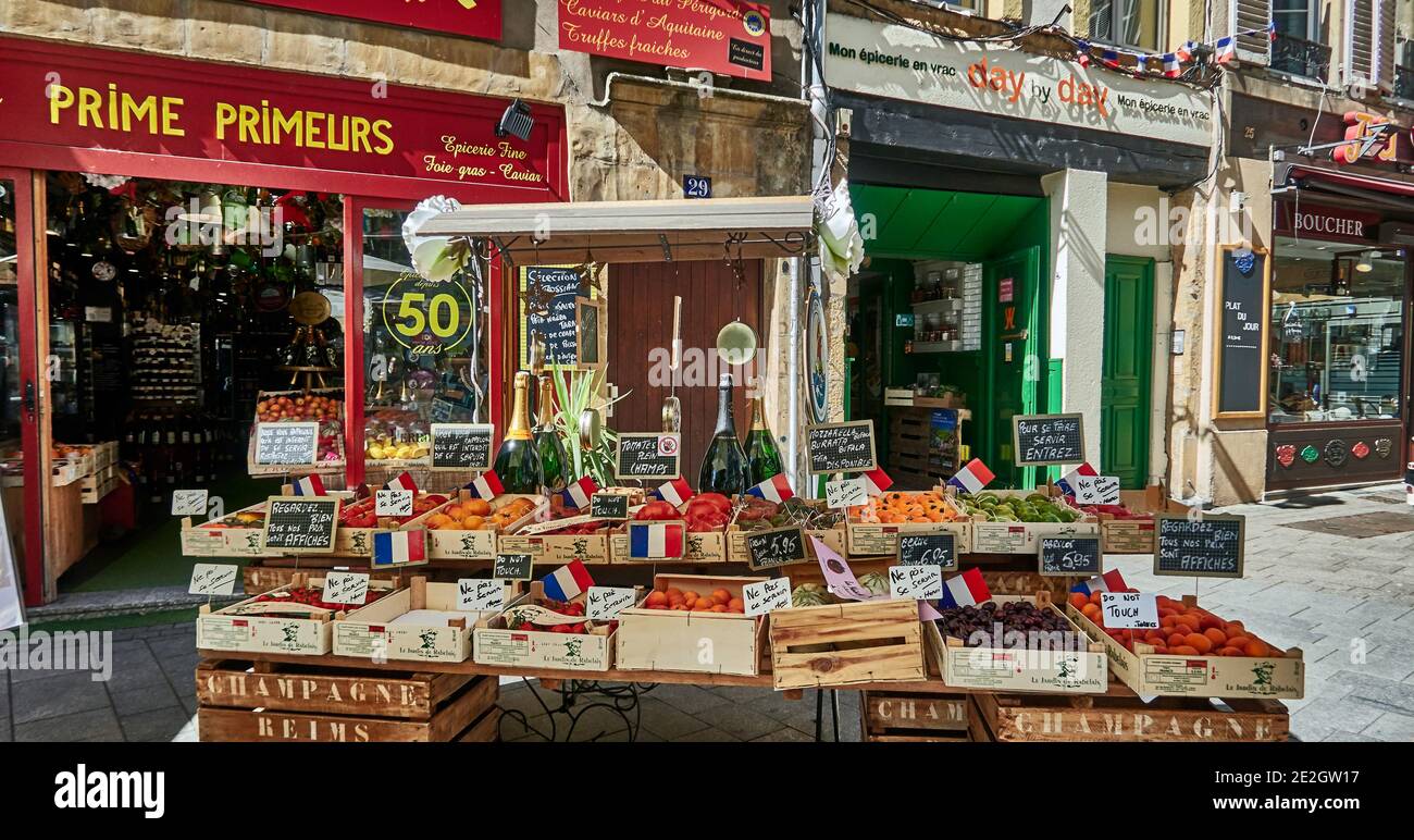 France, Metz city, French farmers market in pedestrian streets of the ...