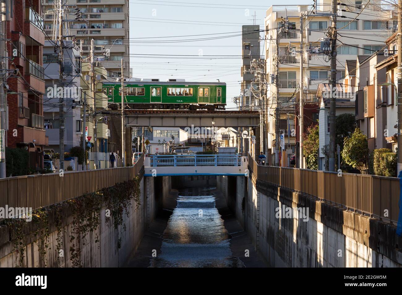 A Tokyu 1000 series train in green livery on the Tokyu Tamagawa Line ...