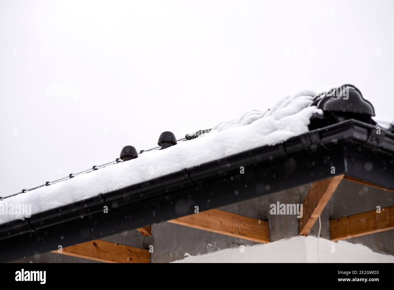 Snow on pitched roof hi-res stock photography and images - Alamy