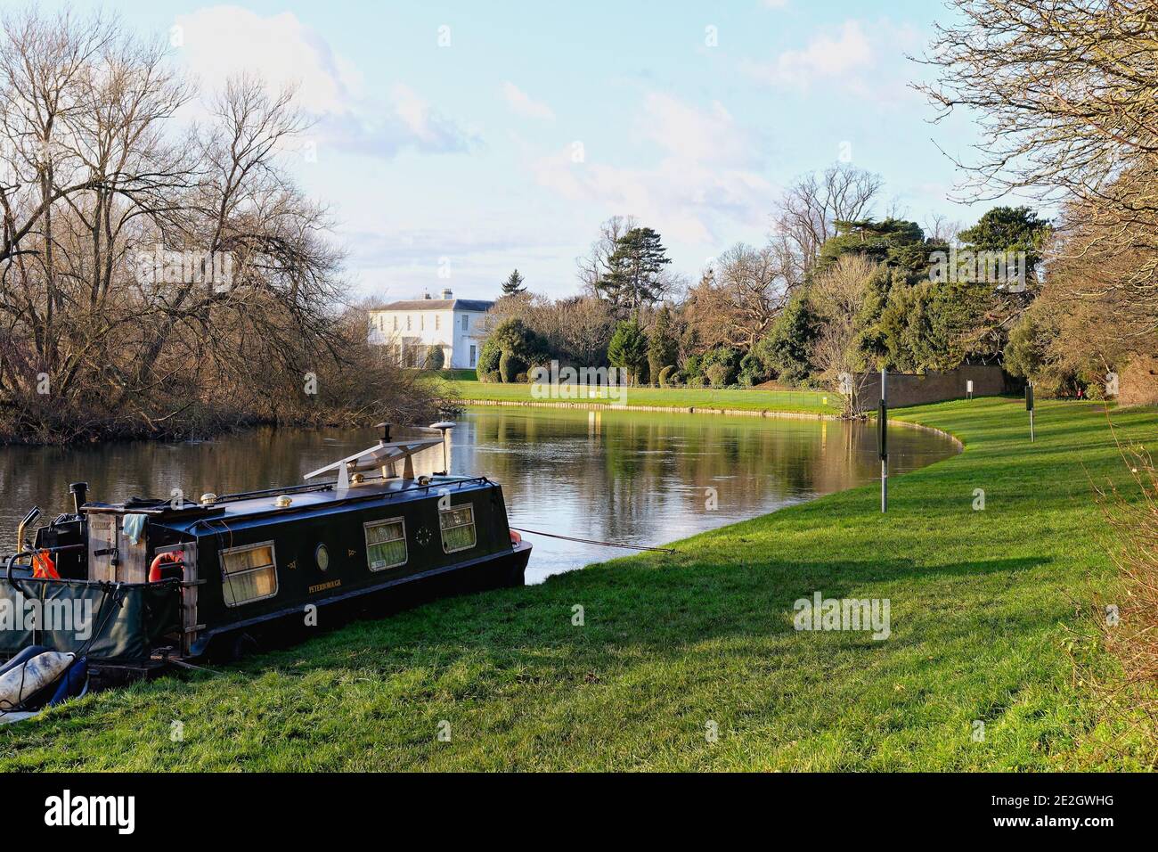 The riverside and River Thames at Shepperton on a cold sunny winters ...