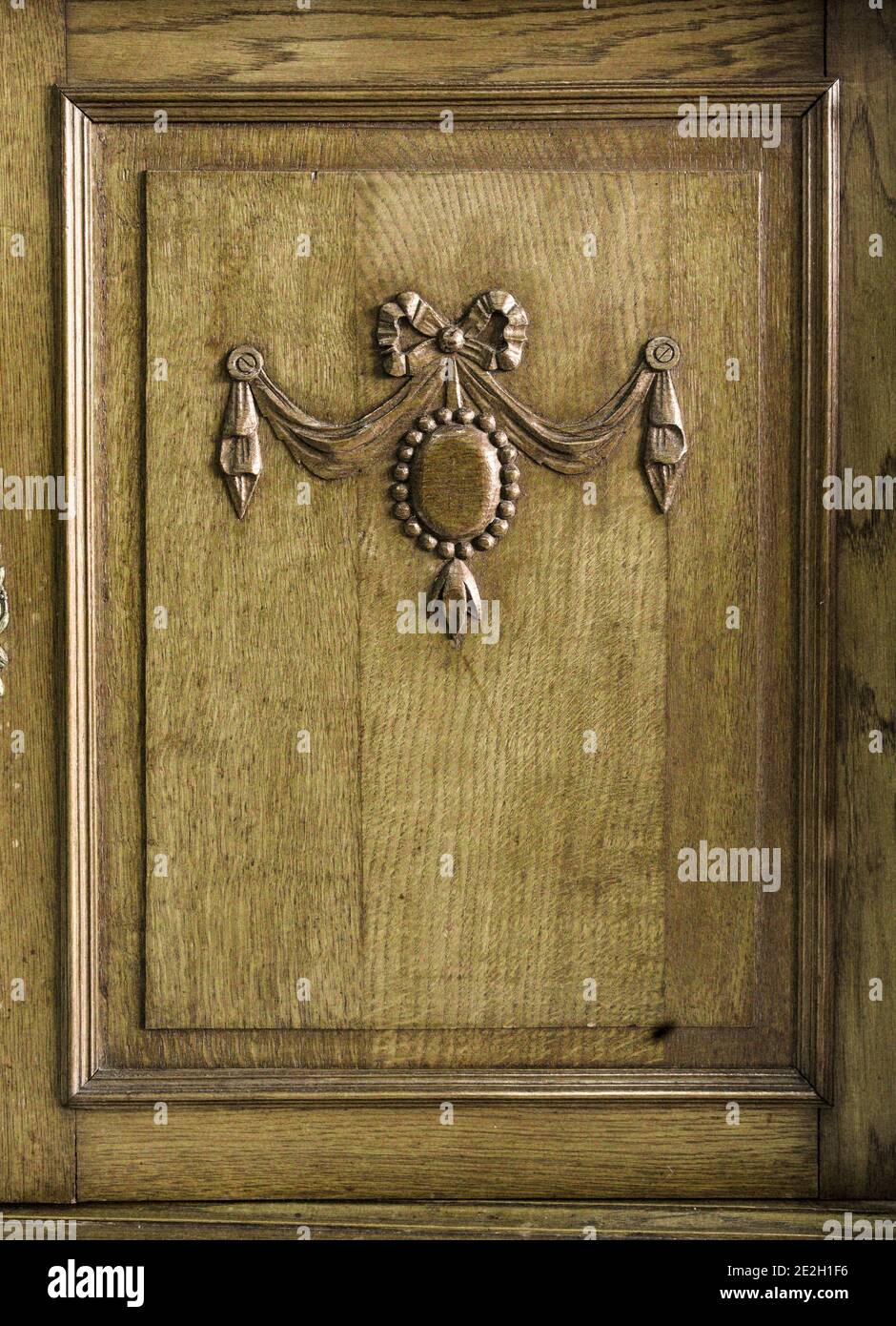 Photo of a medium dark wood texture Stock Photo - Alamy