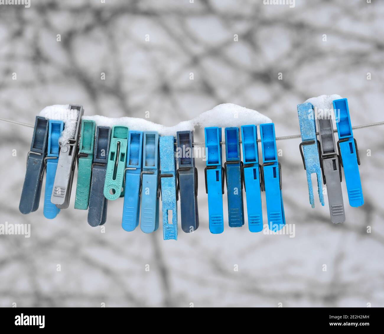 Frozen washing line hi-res stock photography and images - Alamy