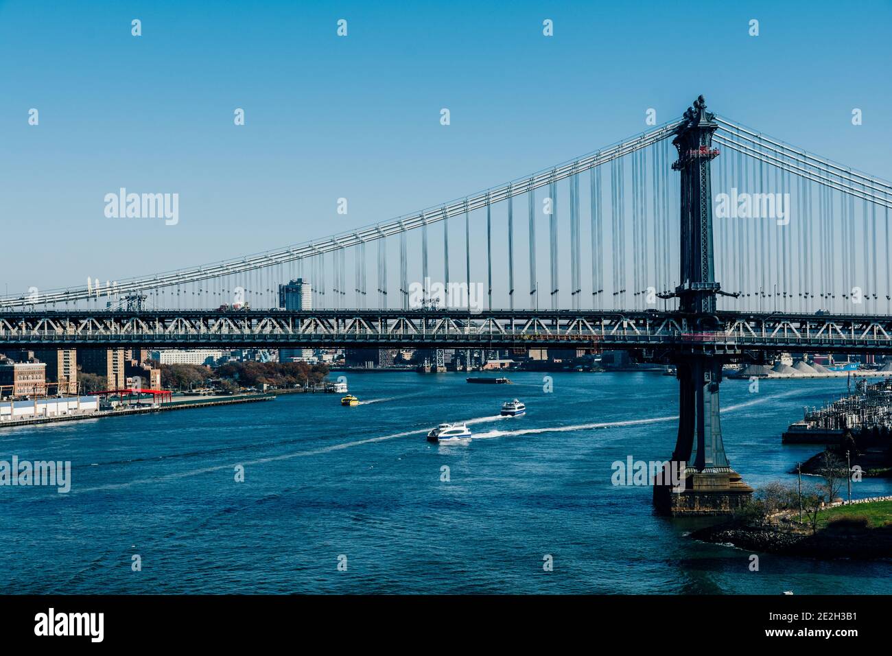 Brooklyn bridge boats buildings hi-res stock photography and images - Alamy