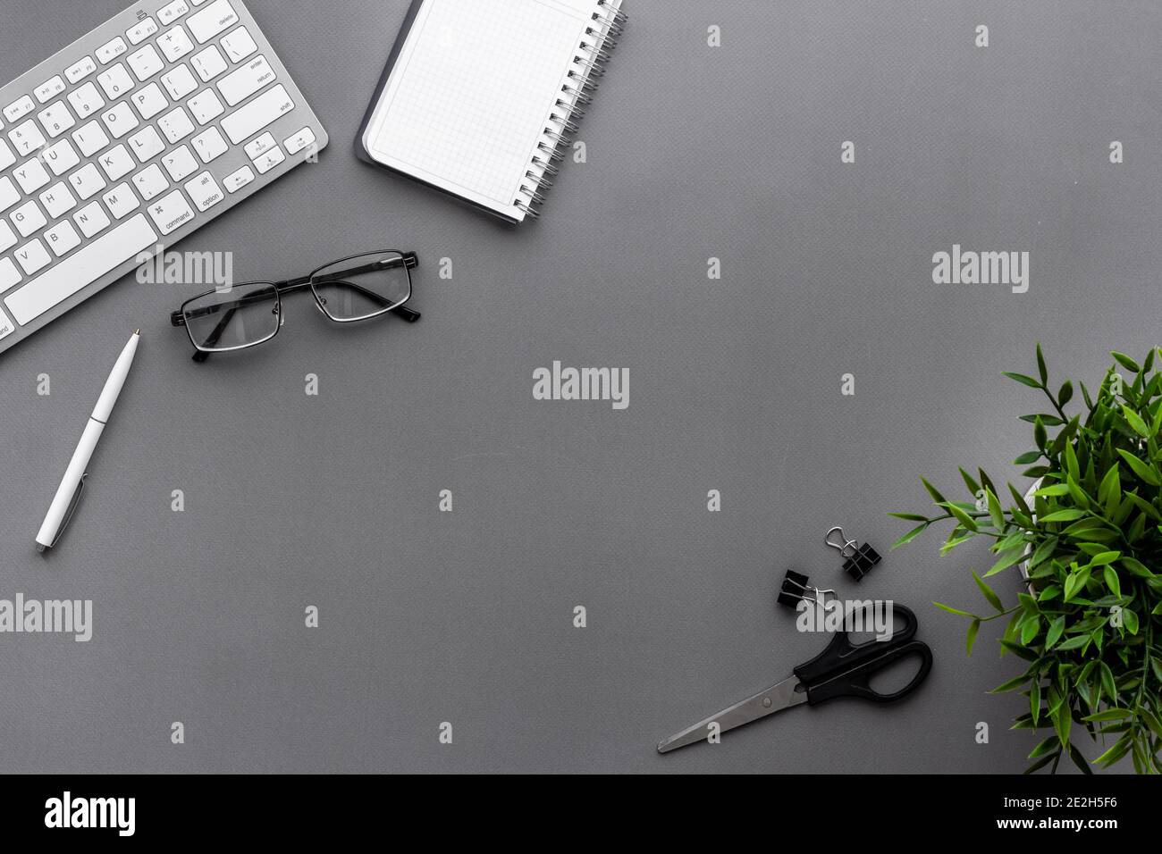 Flat lay workplace office desktop with keyboard and office supplies ...