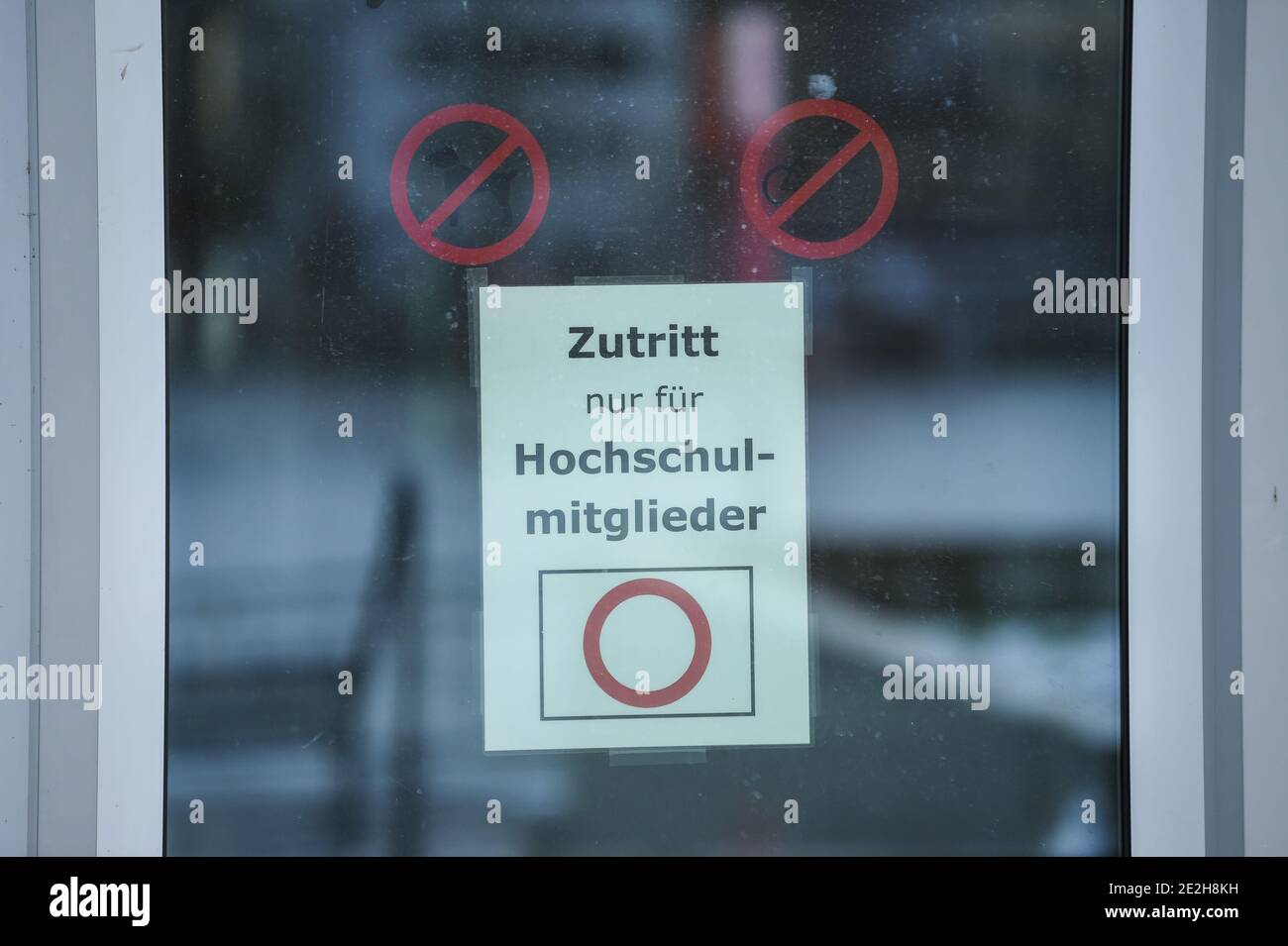 Members only sign door hi-res stock photography and images - Alamy