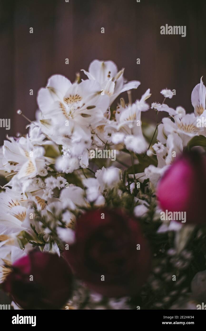 Bouquet white lilies red roses hi-res stock photography and images - Alamy