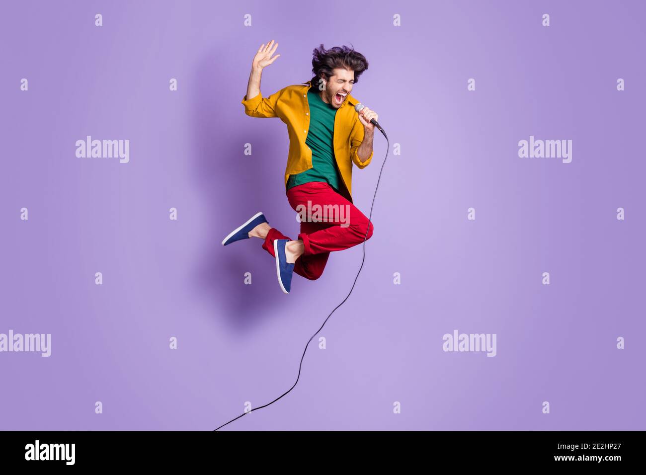 Man shouting mic hi-res stock photography and images - Alamy