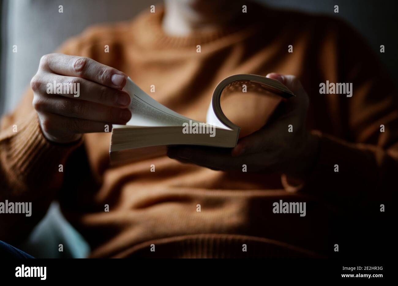 Book hand hi-res stock photography and images - Alamy