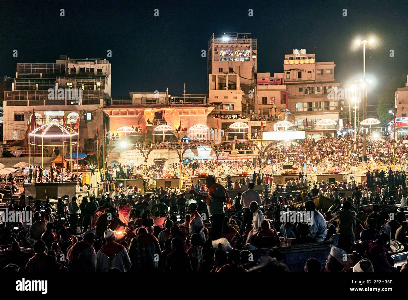 Varanasi (ex-Bénares), Uttar Pradesh, India. Every evening a crowd of ...
