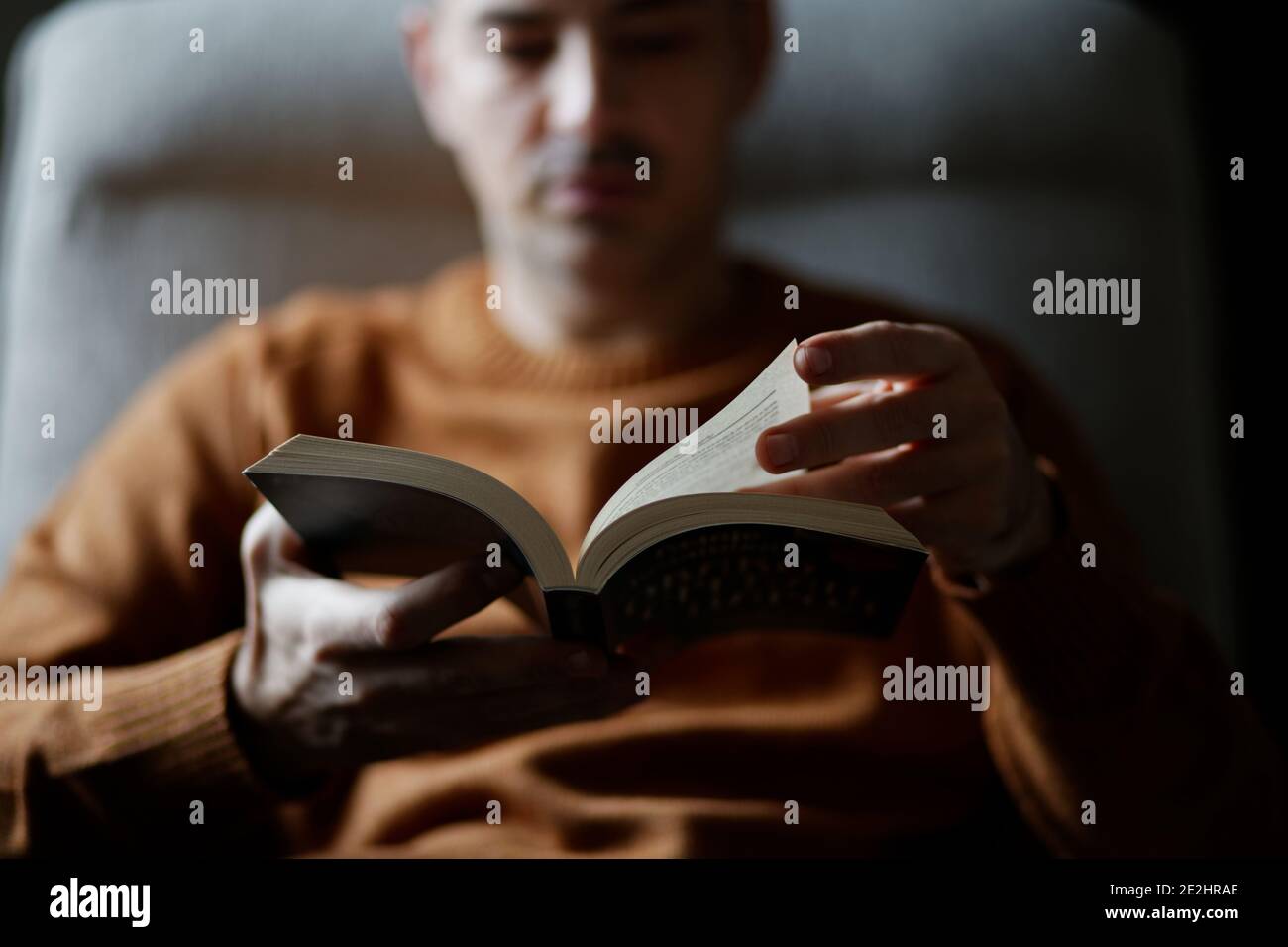 Book hand hi-res stock photography and images - Alamy