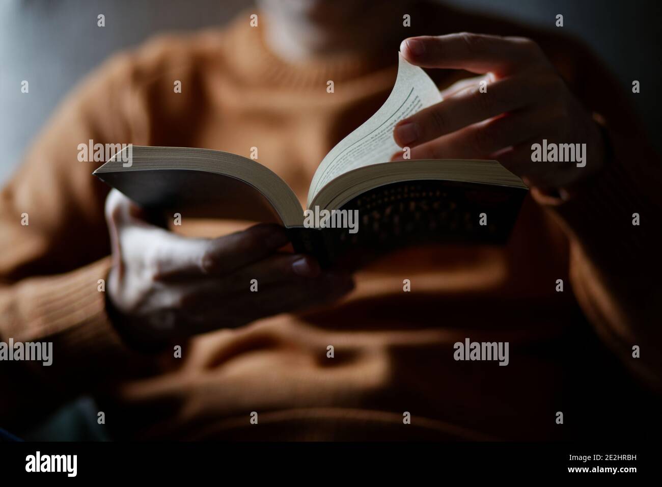 Reading hand hi-res stock photography and images - Alamy