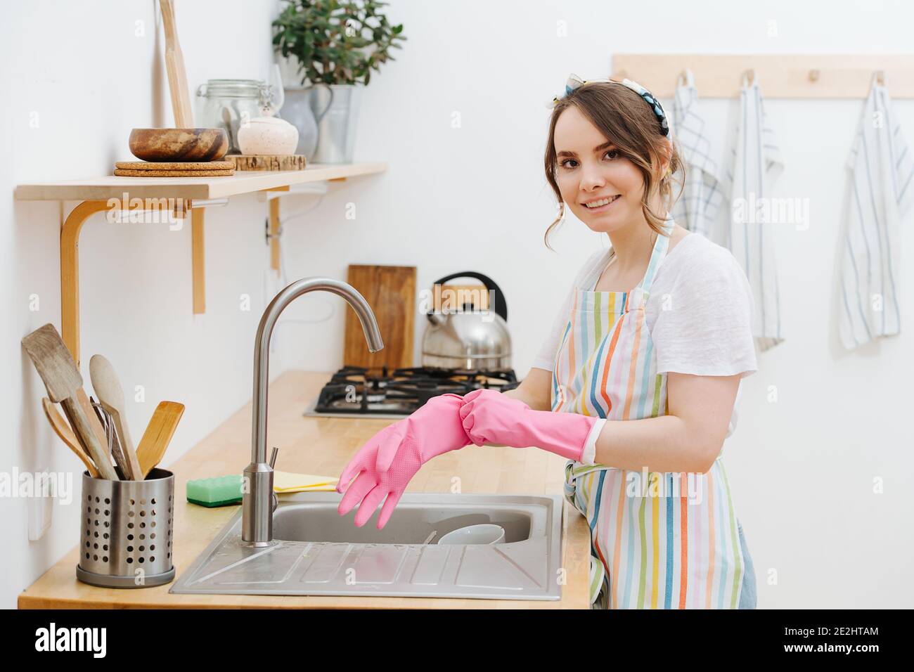 Girl helping mother wash dishes hi-res stock photography and images - Alamy