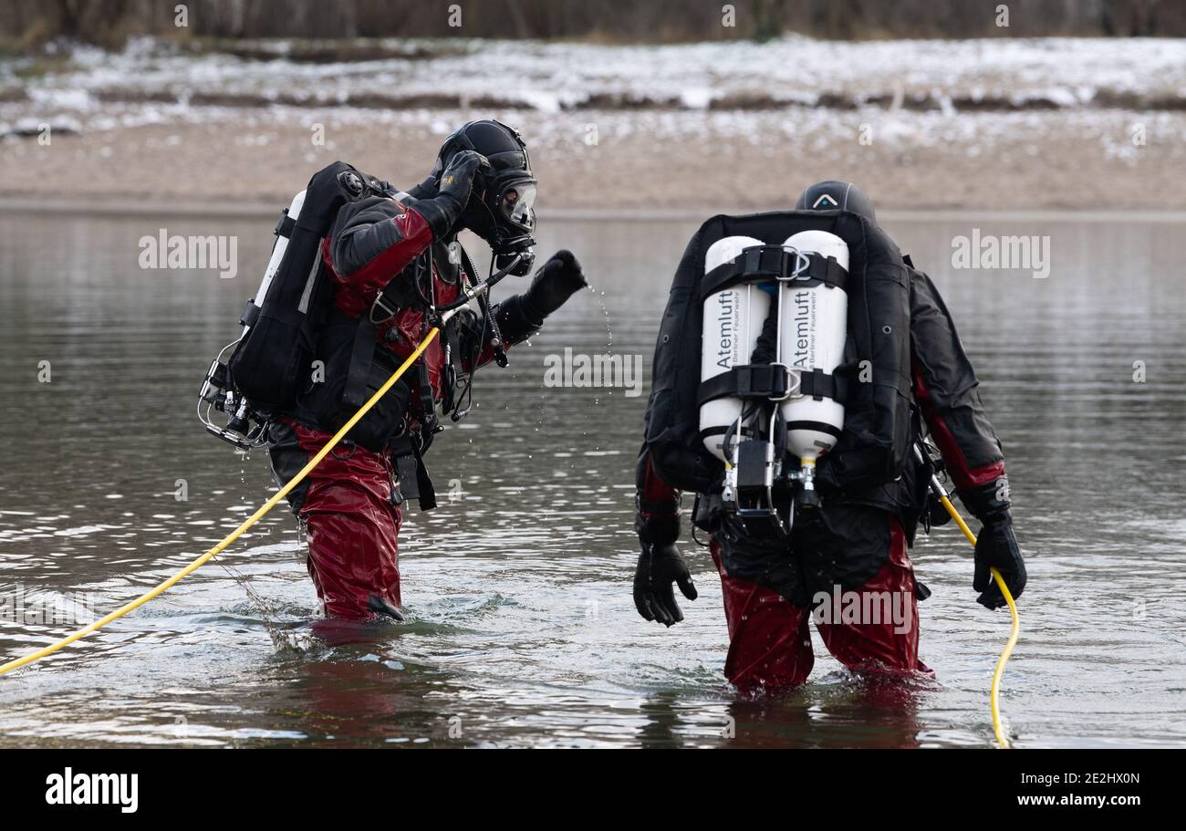 Berlin, Germany. 14th Jan, 2021. Divers of the Berlin fire brigade ...