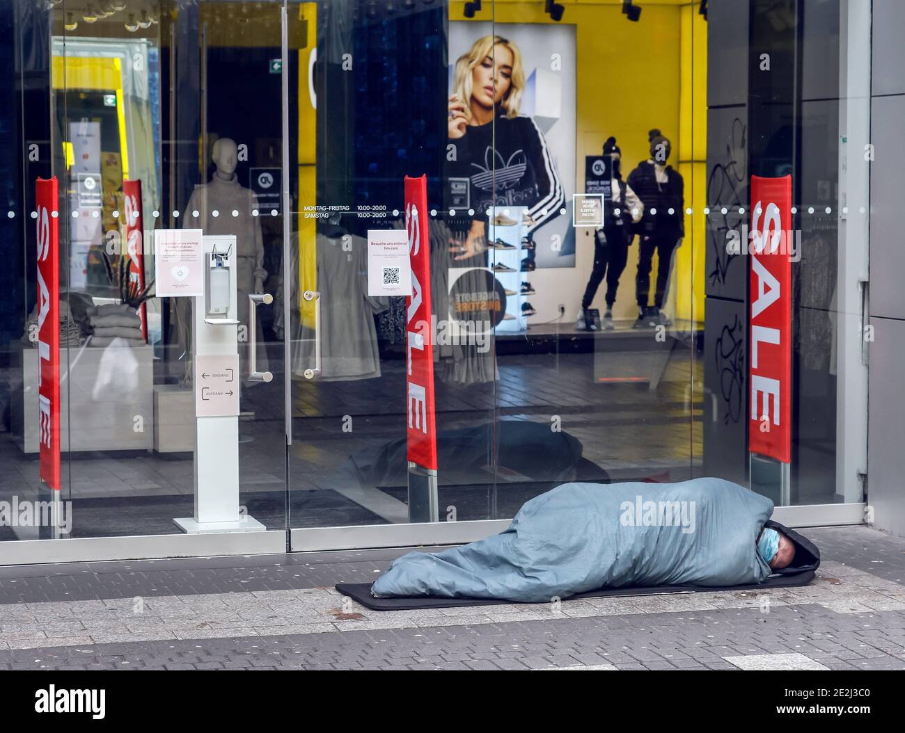 Big store closed pandemic hi-res stock photography and images - Alamy