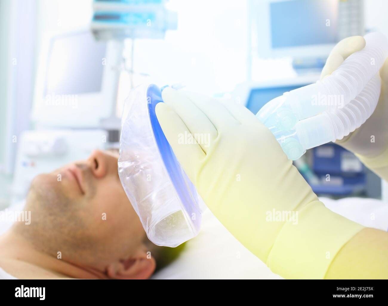 Patient oxygen mask in operating hi-res stock photography and images ...