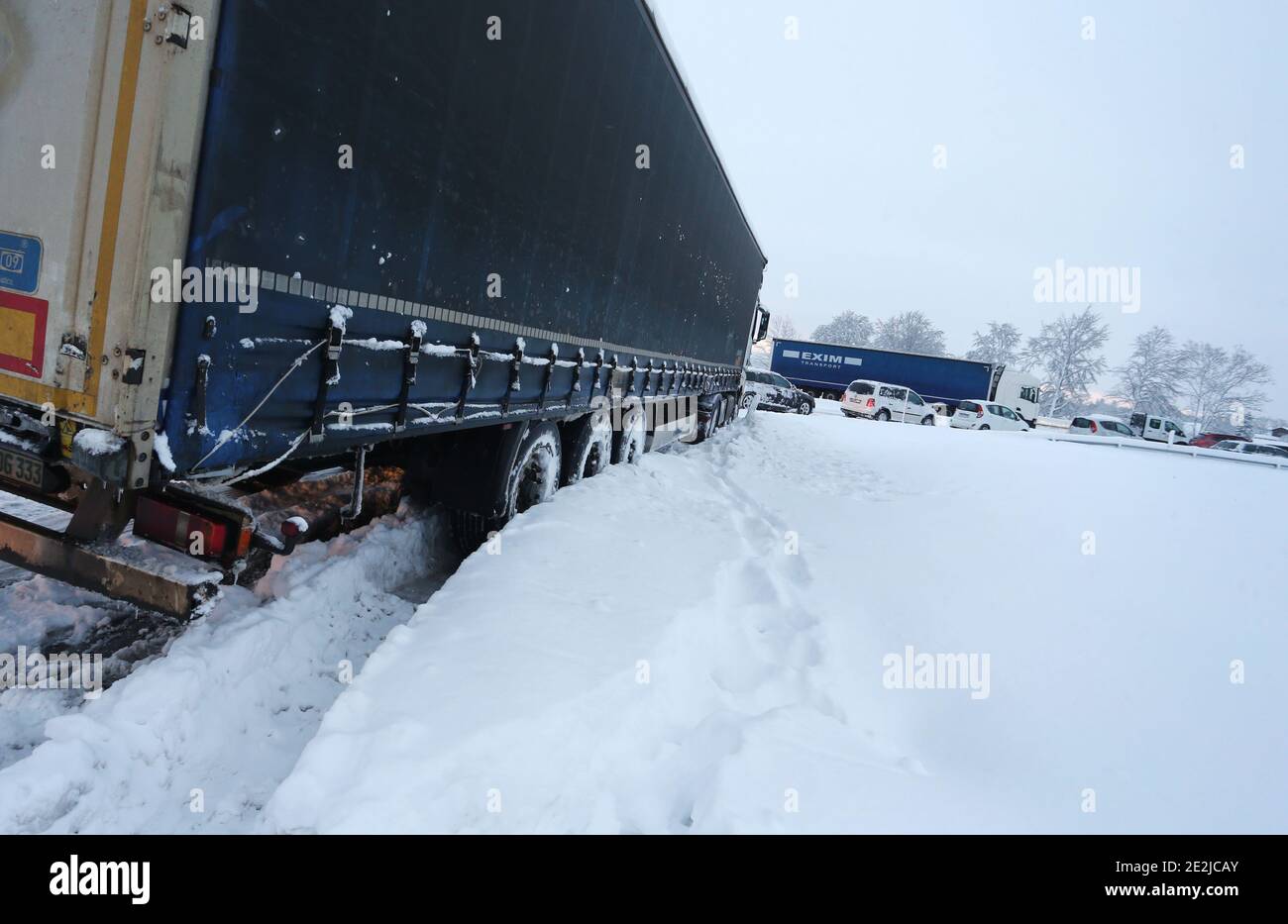 Lorry stuck in snow hi-res stock photography and images - Alamy