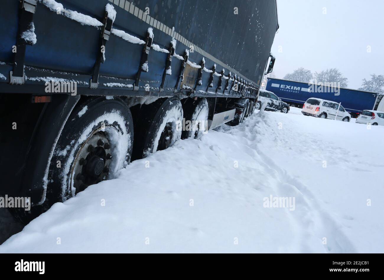 Lorry stuck in snow hi-res stock photography and images - Alamy