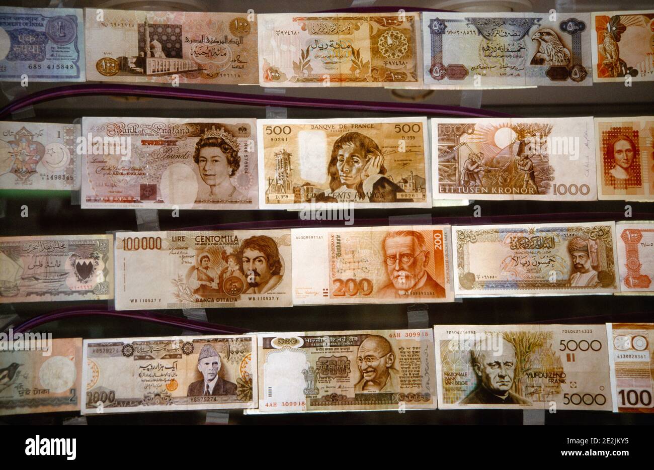 Foreign exchange window hi-res stock photography and images - Alamy