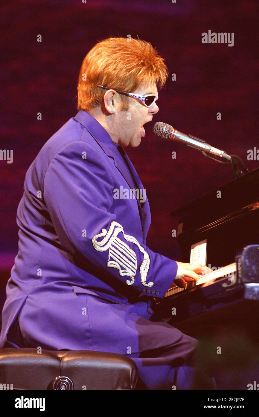 Elton john in concert london hi-res stock photography and images - Alamy