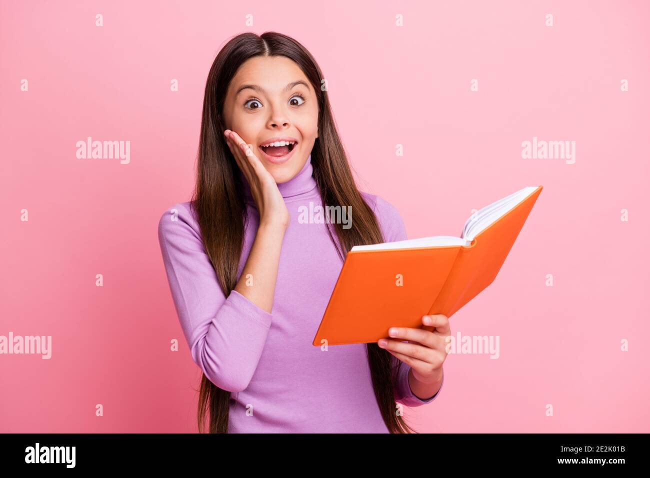 Student reading paper surprised hi-res stock photography and images - Alamy