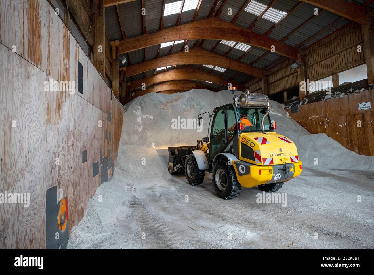 Goppeln, Germany. 14th Jan, 2021. An employee of the Dresden-Nickern ...