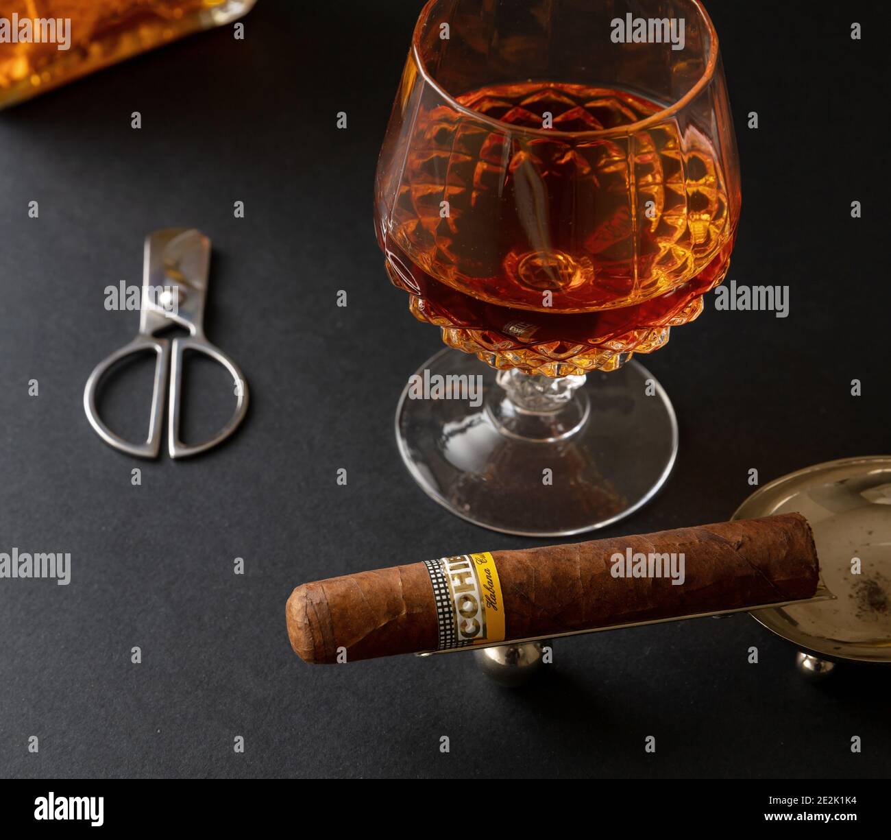 Cigar and whiskey hi-res stock photography and images - Alamy