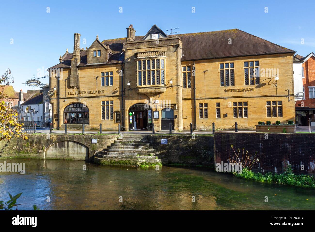 The Kings Head Inn, a Wetherspoon public house on the River Avon in ...