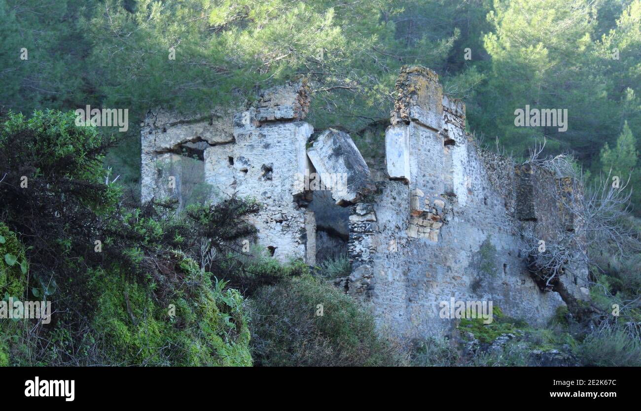 Ancient historical house that collapsed Stock Photo - Alamy