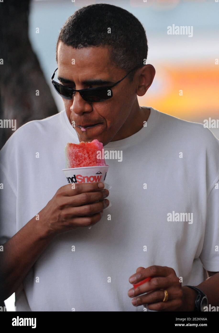 US President Barack Obama enjoys 'Snowbama' shave ice (CQ) at Island ...