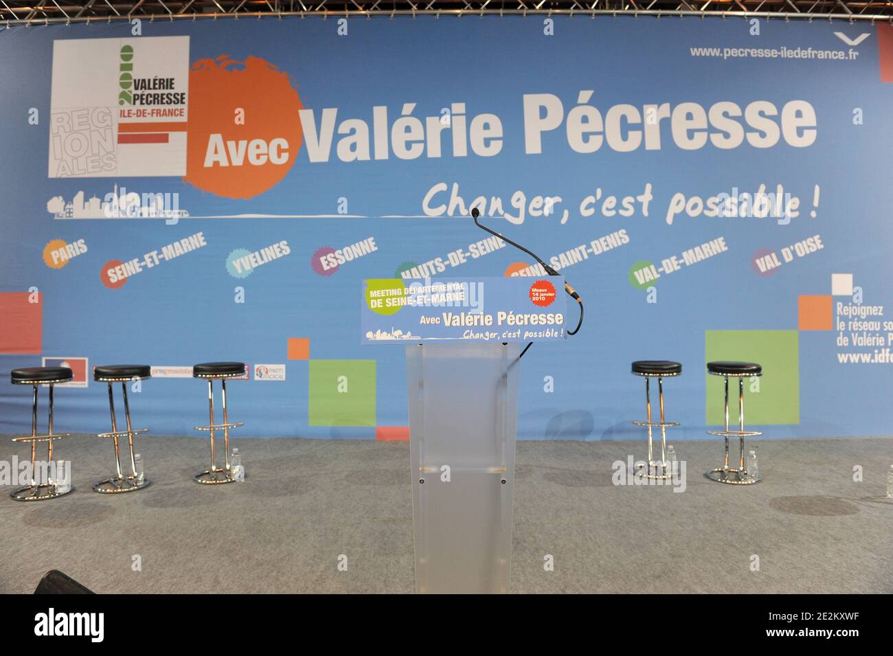 Atmophere at the first meeting of French UMP party leader for the 2010 ...