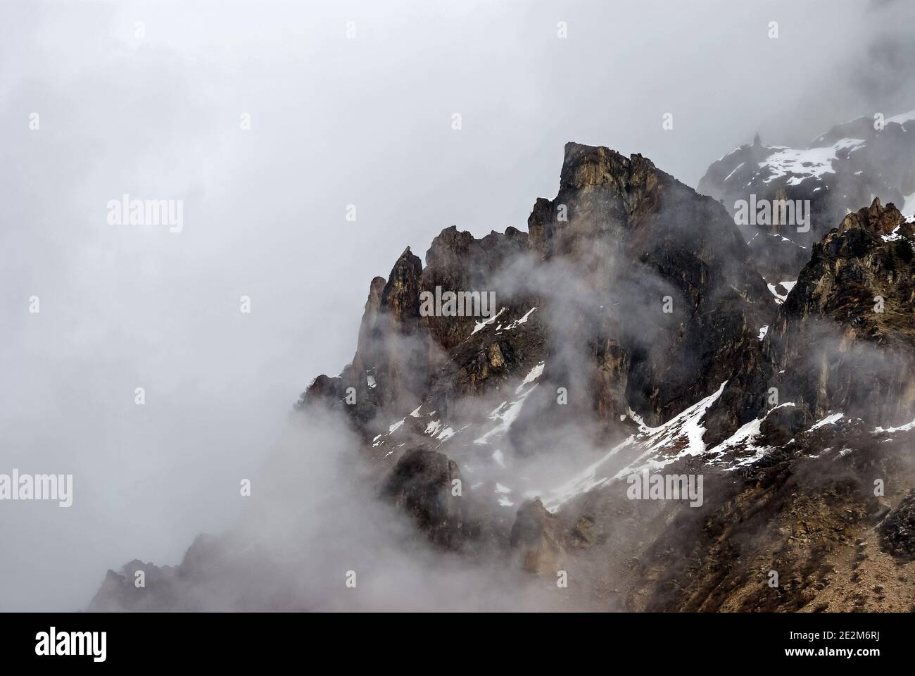 Sharp mountain peaks with snow hi-res stock photography and images - Alamy