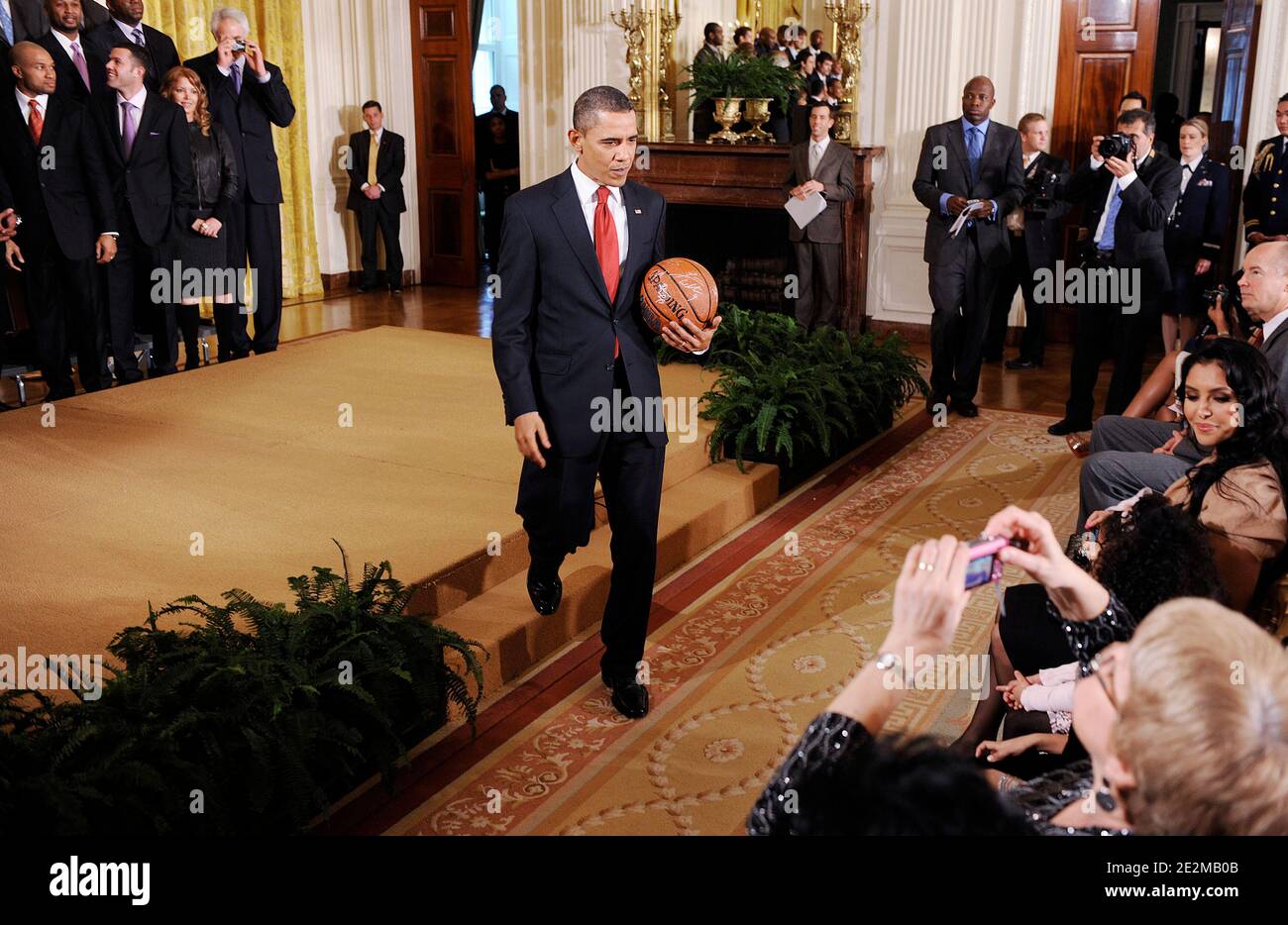 President Barack Obama welcomes the NBA Champion Los Angeles Lakers to ...