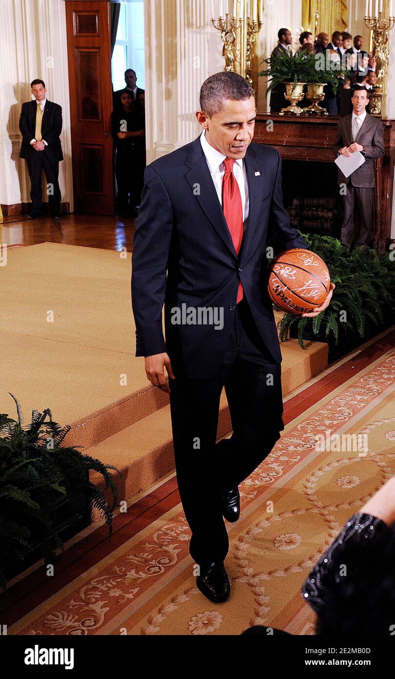 President Barack Obama welcomes the NBA Champion Los Angeles Lakers to ...