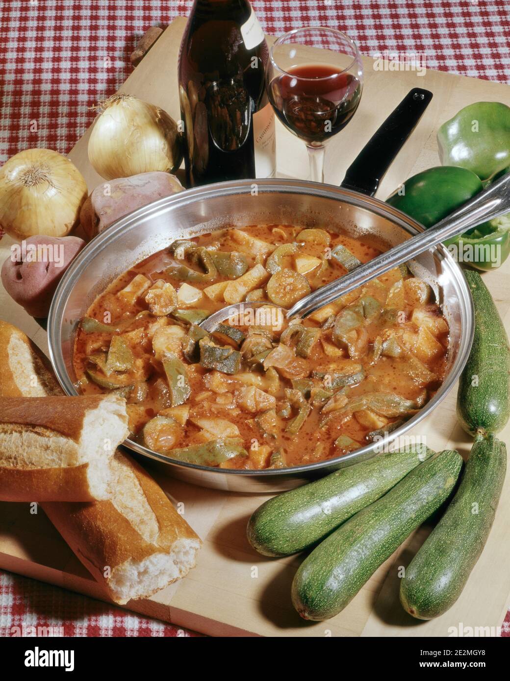 1980s SKILLET PAN OF ITALIAN ZUCCHINI & PEPPER STEW ON CUTTING BOARD ...