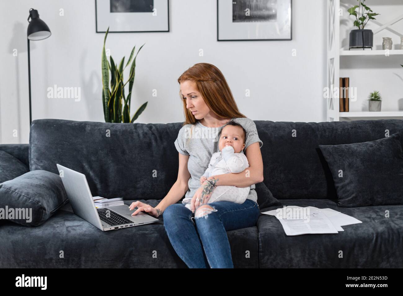 Office email family hi-res stock photography and images - Alamy