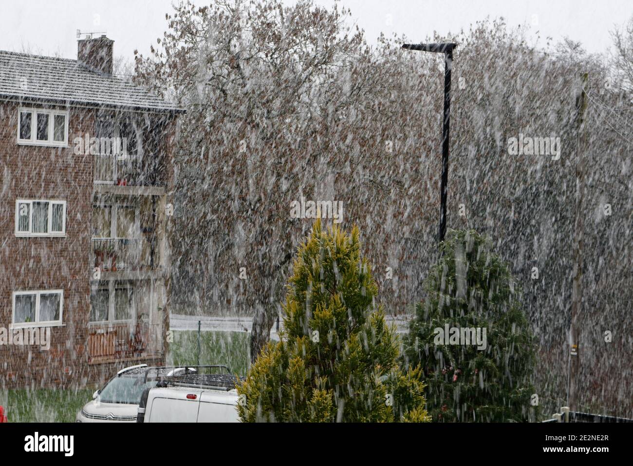 Heavy snow falling hi-res stock photography and images - Alamy