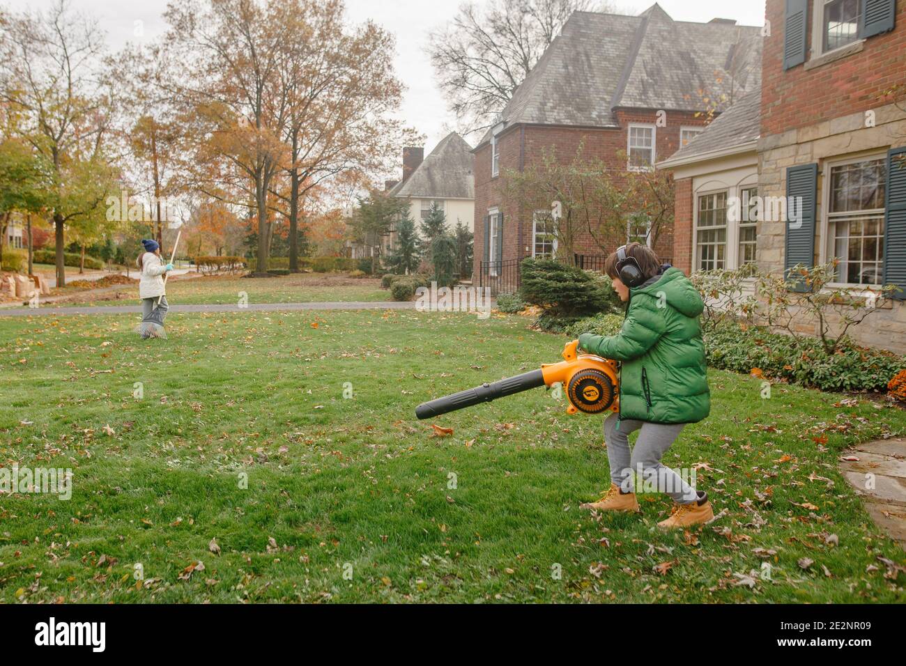 Raking leaves family hi-res stock photography and images - Alamy