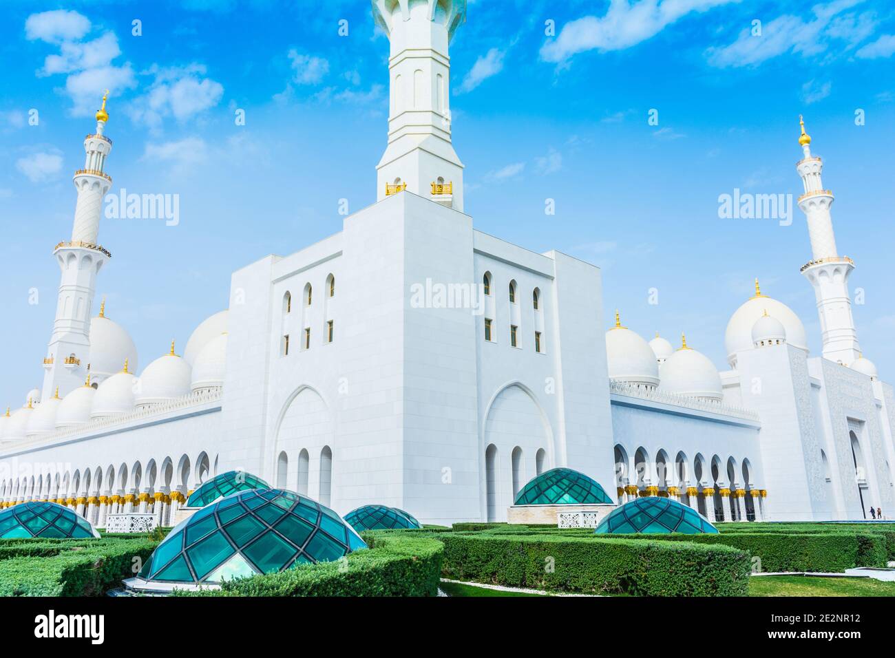 Sheikh Zayed Mosque Exterior High Resolution Stock Photography and ...