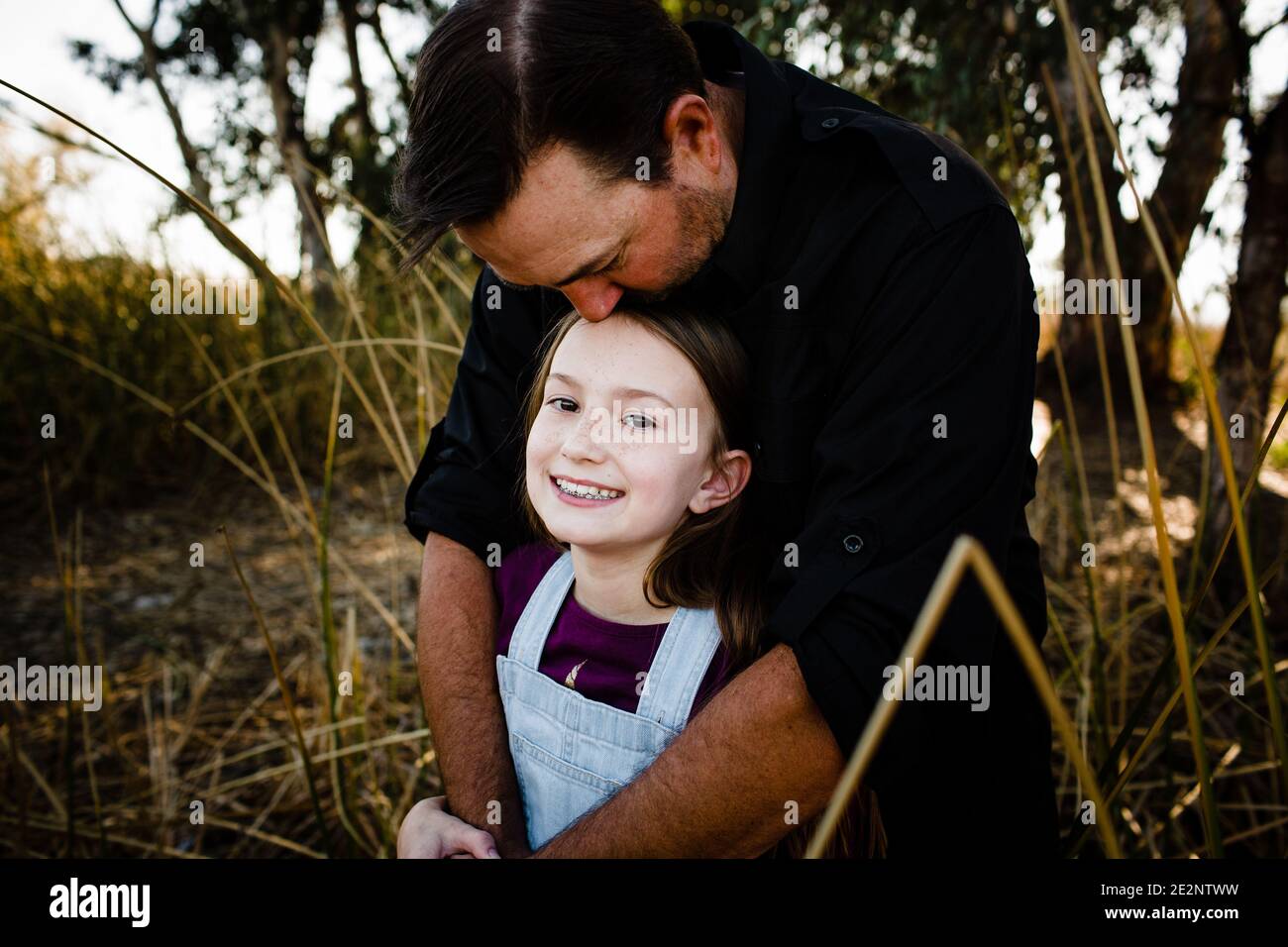 Father teen daughter kiss hi-res stock photography and images - Alamy