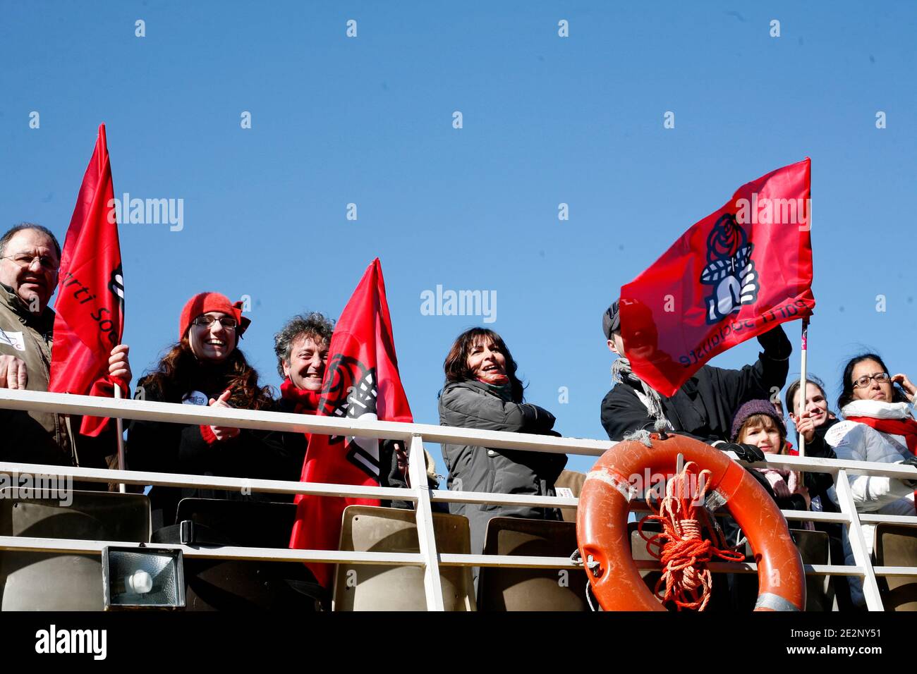 Sur une peniche hi-res stock photography and images - Alamy