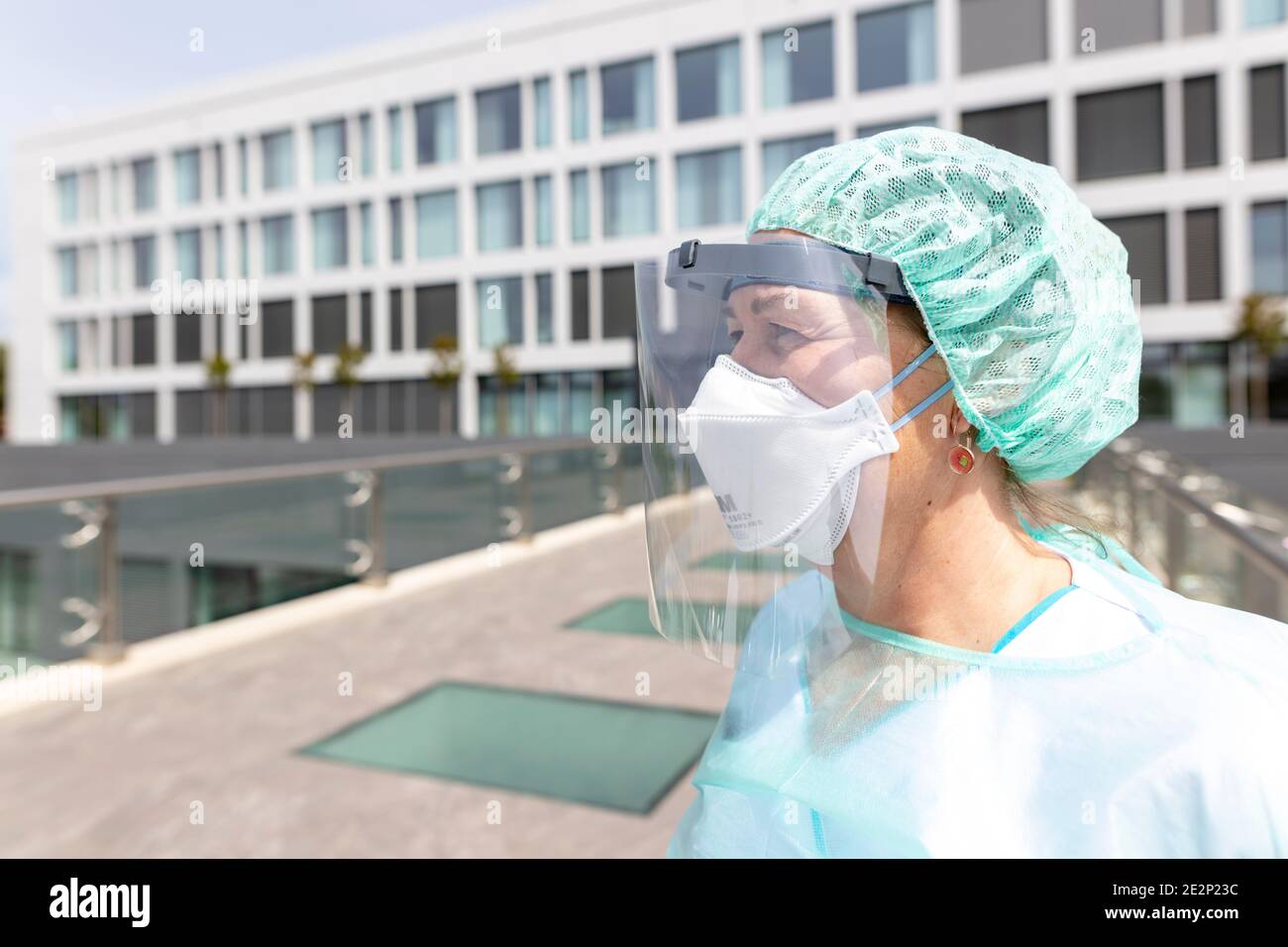 a nurse is in protective gear against covid-19 Stock Photo - Alamy