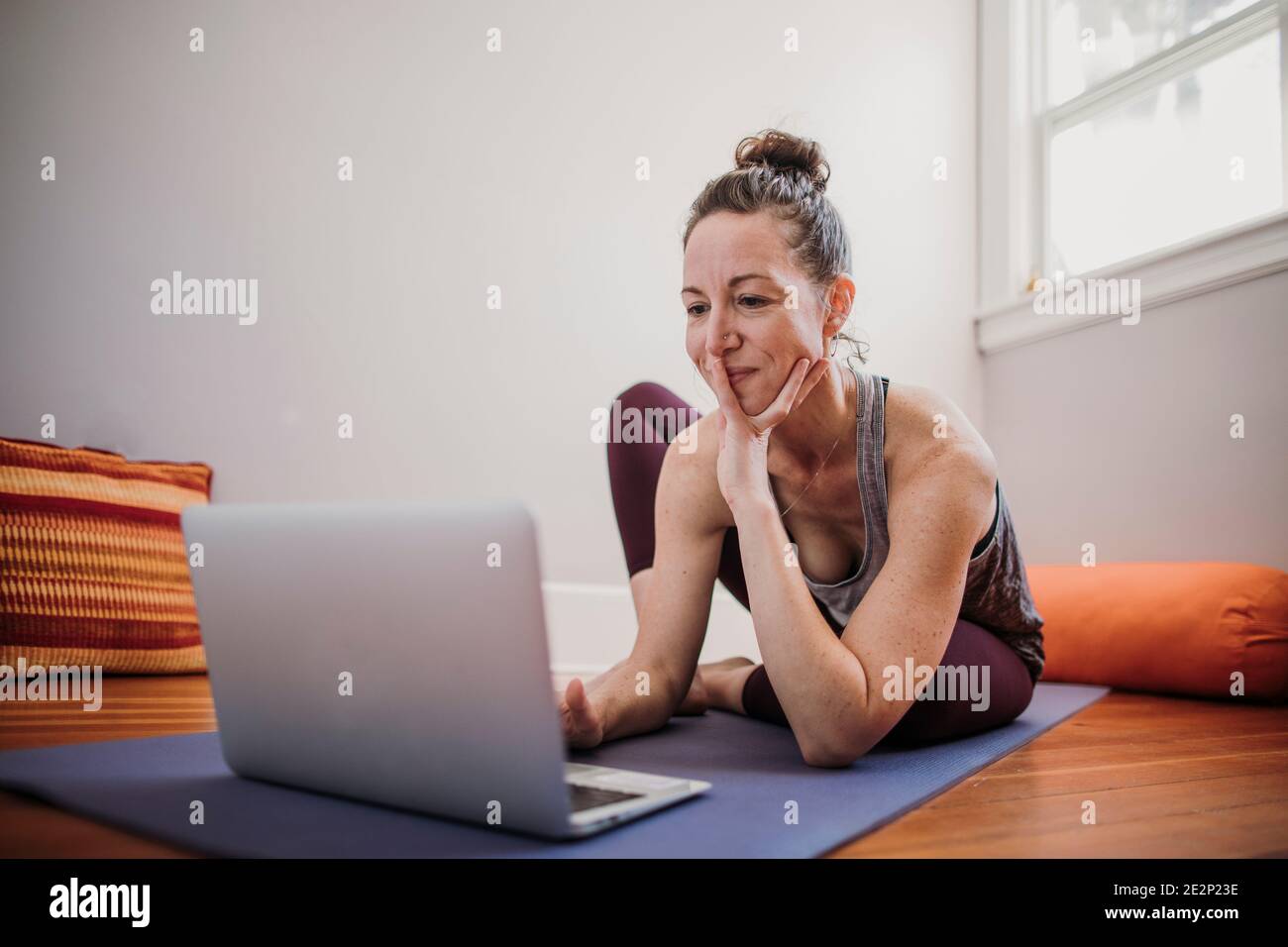 Athlete using computer hi-res stock photography and images - Alamy